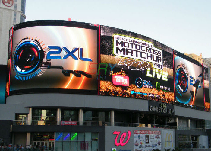 Tampilan Layar LED Brightness Curved Penuh Warna Di Jalan Komersial